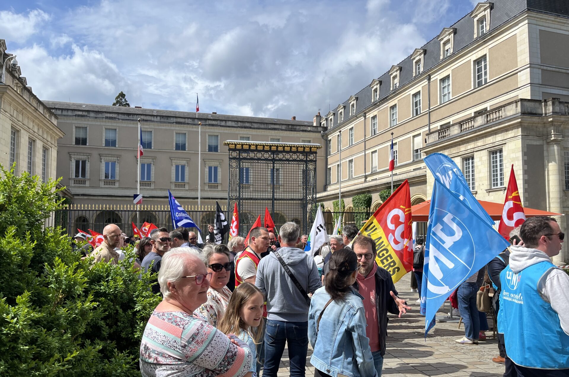 Fonction publique : rassemblement organisé par l’intersyndicale devant ...